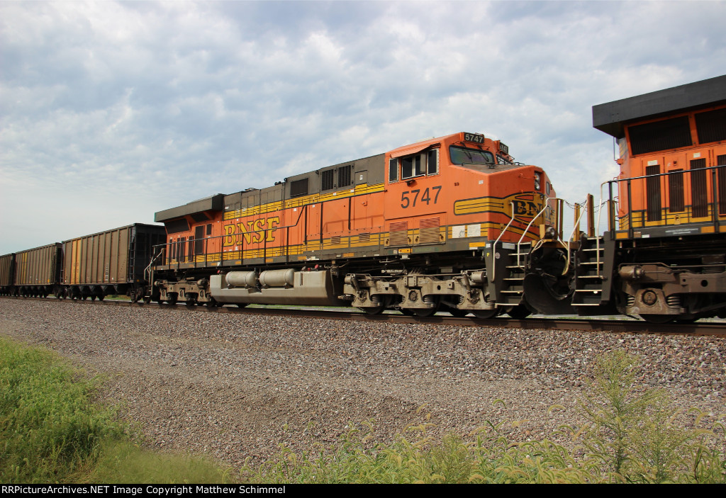 BNSF 5747